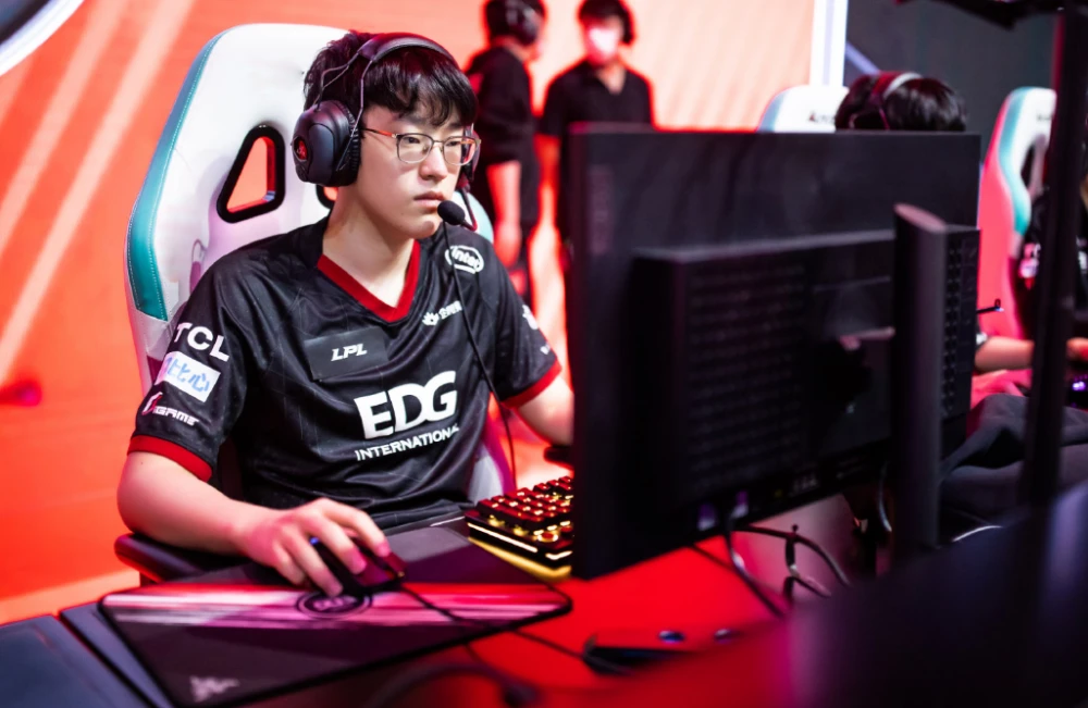 LOL：EDG居安思危！韩媒曝前T1青训中单Fisher将加盟LPL，小学弟接班人来了_腾讯新闻
