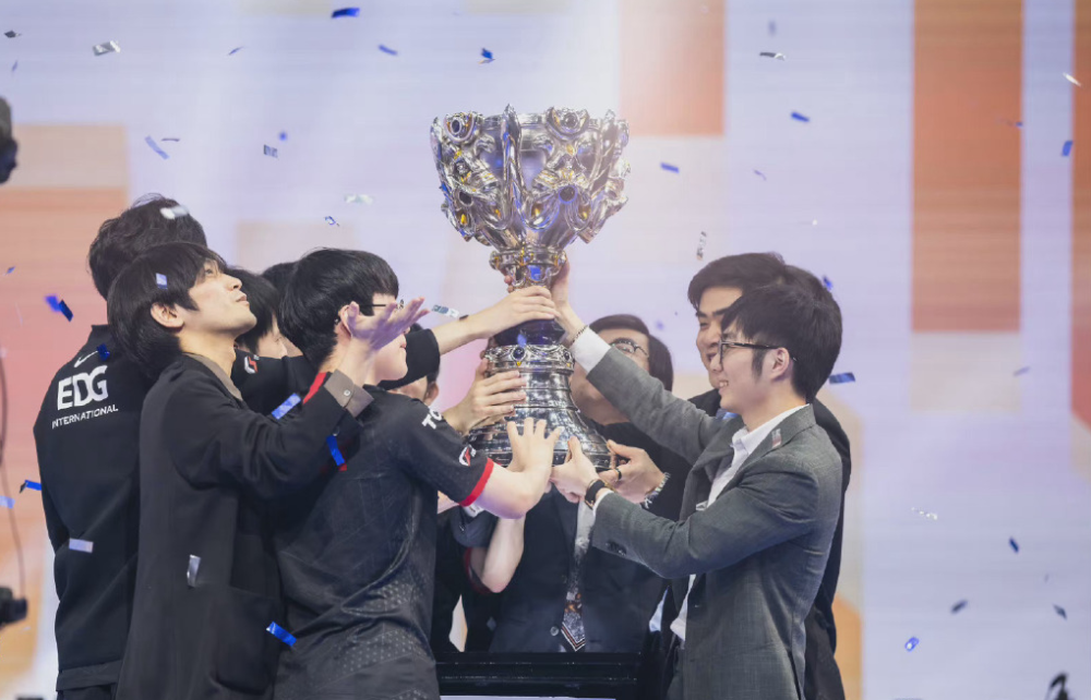 签下EDG冠军监督！RNG传出多个消息，Cryin去留存疑_腾讯新闻