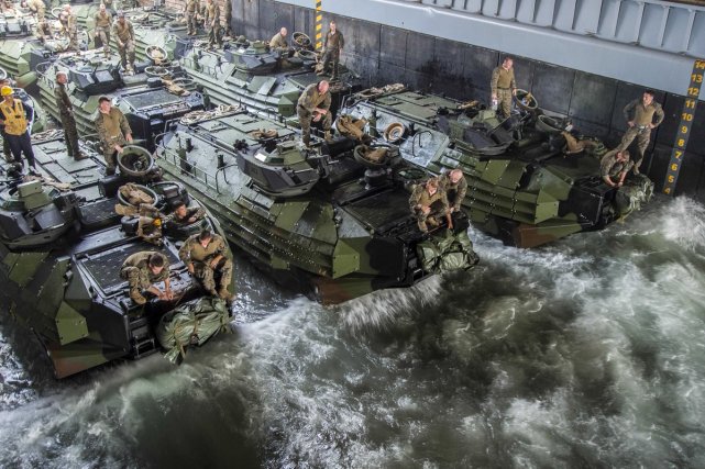 中国05式VS美国AAV7，两栖战车火力对比，大炮对机枪美军毫无优势_腾讯新闻