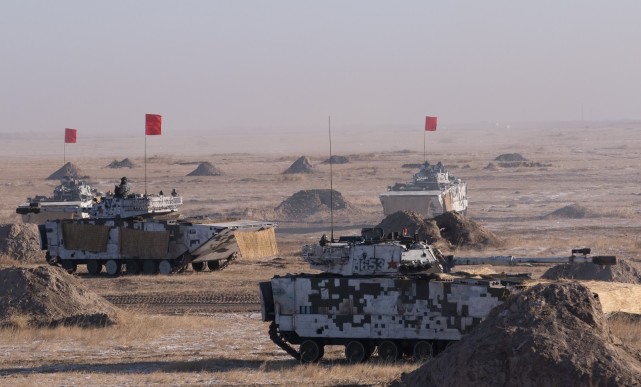 中国05式VS美国AAV7，两栖战车火力对比，大炮对机枪美军毫无优势_腾讯新闻