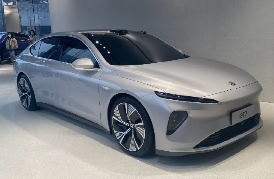 吹过的牛实现了？续航1000公里，蔚来首款轿车ET7抢7系饭碗_腾讯新闻