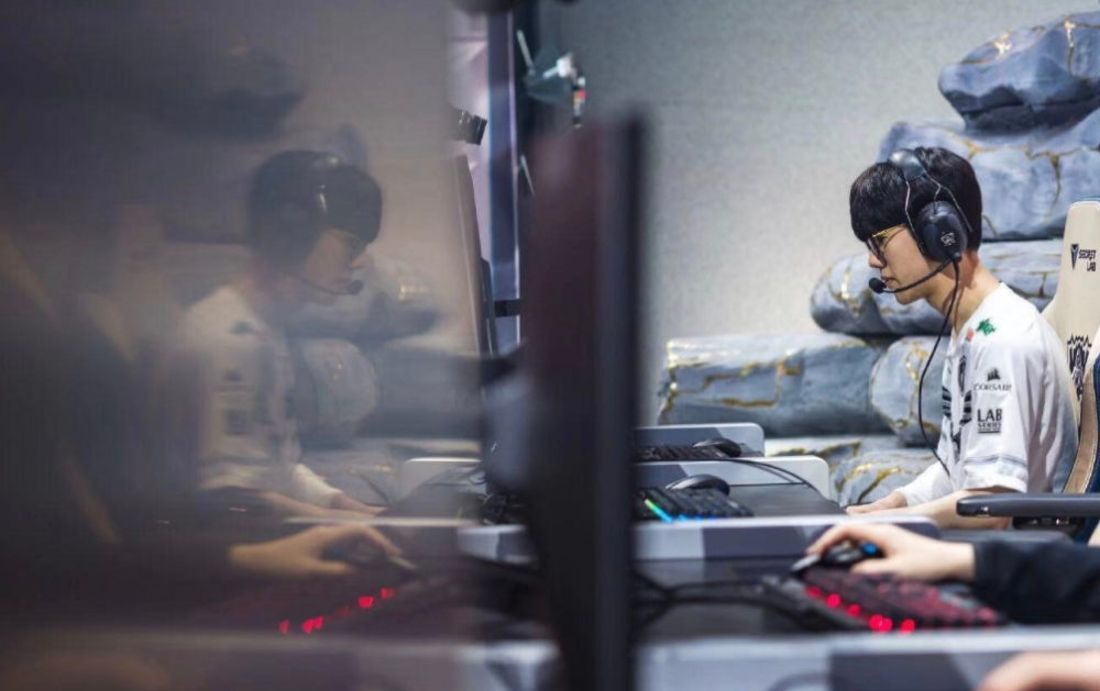 RNG和IG同日官宣！“Theshy去哪”迎来大结局，UZI却曝出1条坏消息_腾讯新闻