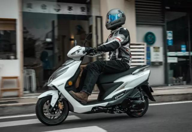 9千出头，解析国产实用踏板：豪爵UCR125，油耗2升，座下能放头盔_腾讯新闻