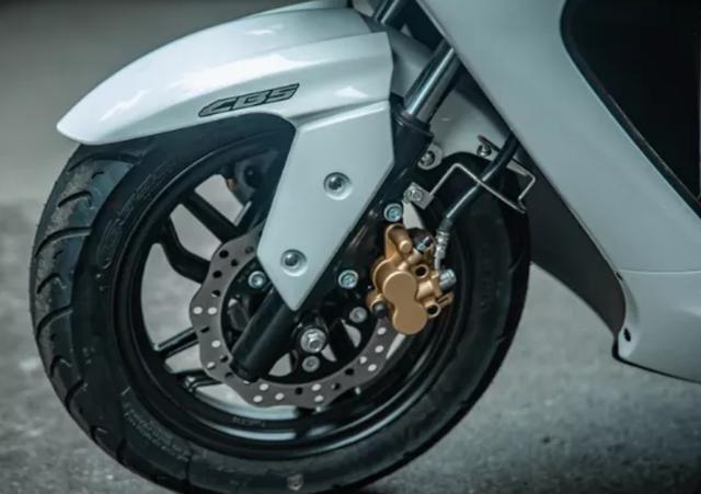 9千出头，解析国产实用踏板：豪爵UCR125，油耗2升，座下能放头盔_腾讯新闻