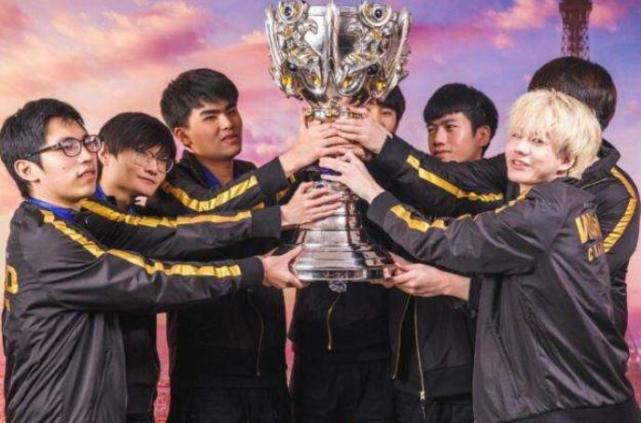 Doinb在直播间流泪，说出离开FPX的原因，早在S10就想走了_腾讯新闻