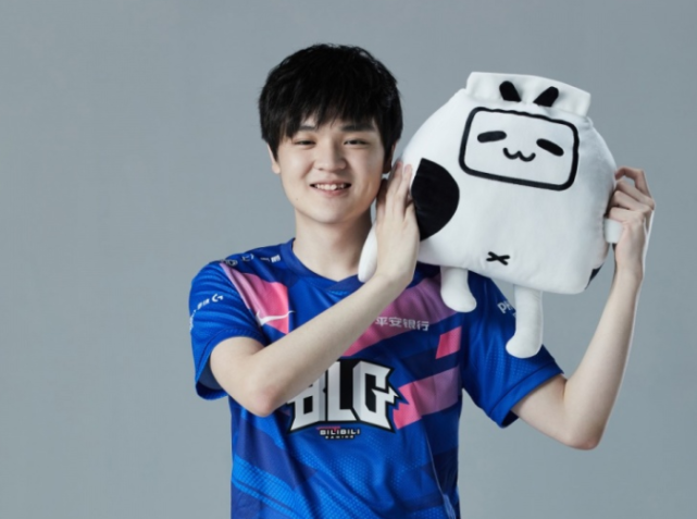 BLG爆冷不敌WE，Uzi直播点评：菜鸡互啄！打个WE都这么难吗_腾讯新闻