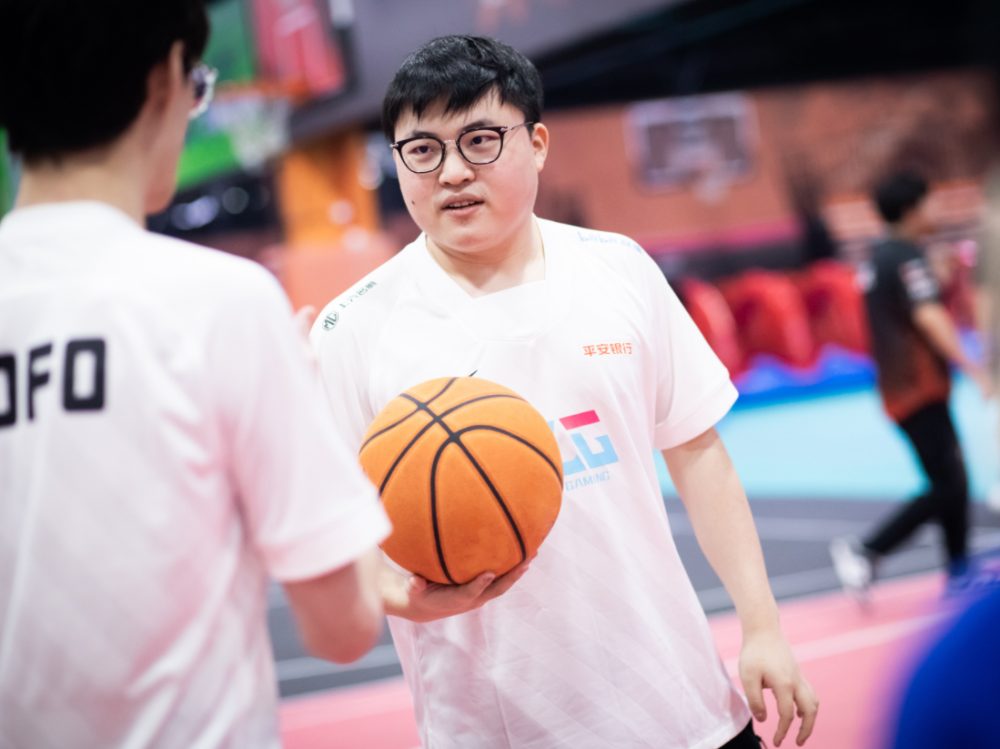 LPL运动会出事故，Zwuji右手关节受伤停赛3月，联盟官方发文道歉_腾讯新闻