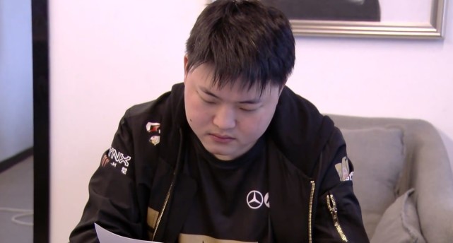 Uzi击败S10冠军AD，神级走位连躲六技能！女警残血1V2差一点双杀_腾讯新闻