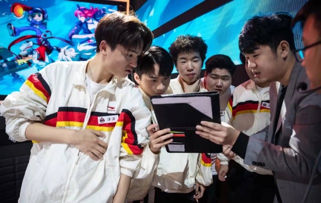 火豹官博“硬刚”eStar，发文：FMVP皮肤都想好了，“火星”以火为首！_腾讯新闻