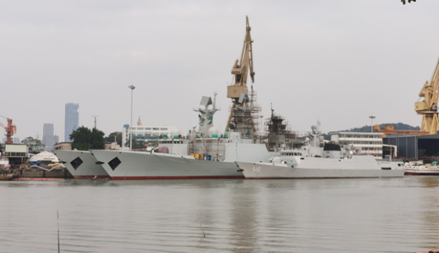 国产舰艇今年下水十多万吨？3艘055和若干052D，还有航母和075型_腾讯新闻