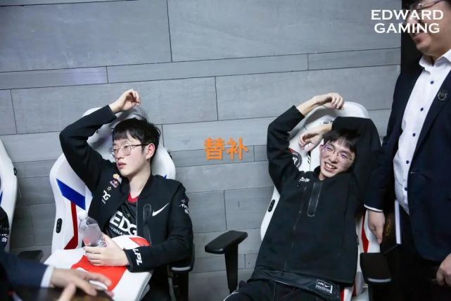 圣枪哥主动要求替补休息，“EDG再次更换首发上单，Zzr透露内幕”_腾讯新闻