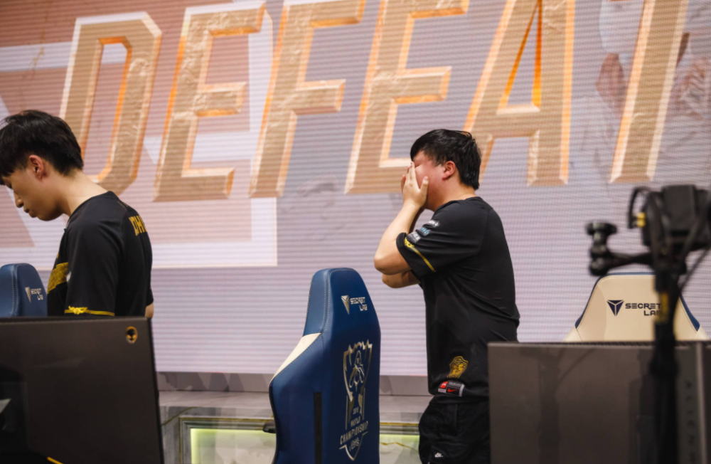 Xiaohu飞机上演高光时刻，RNG力克BLG，粉丝呼唤Uzi登场_腾讯新闻