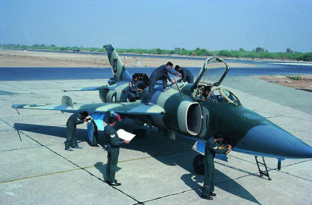 从歼6到歼10C，F16主力地位动摇，巴空军中式化装备水到渠成_腾讯新闻