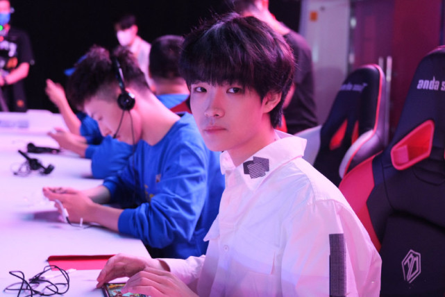 WB训练赛连续击败Hero和KSG，暖阳状态火热，新阵容配合默契_腾讯新闻