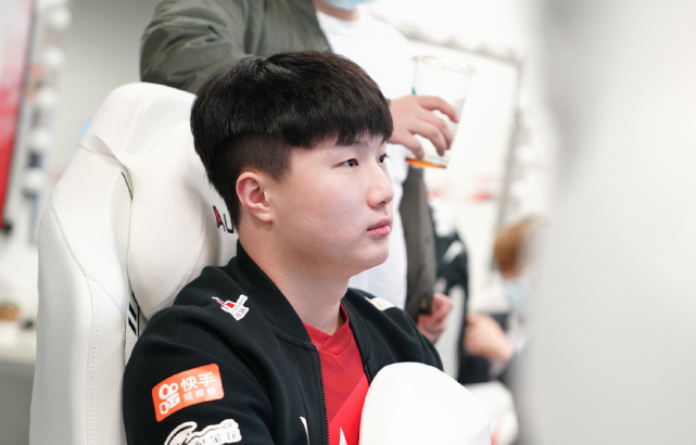 久违的恭喜WE！Biubiu将功补过，WE终获新赛季首胜_腾讯新闻