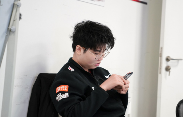 久违的恭喜WE！Biubiu将功补过，WE终获新赛季首胜_腾讯新闻