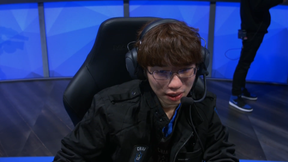 “Uzi打WE应该不好意思上”，957直播锐评乌兹钻1：最难打的分段_腾讯新闻