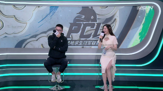 PCL春季赛：女解说坐姿独特，王欣扭头不敢看，比iFTY吃鸡都精彩_腾讯新闻