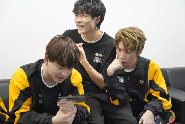 狼队率先完成“小算盘”的目标，Fly跟向鱼终于可以放心离队，苦了XYG跟TTG_腾讯新闻