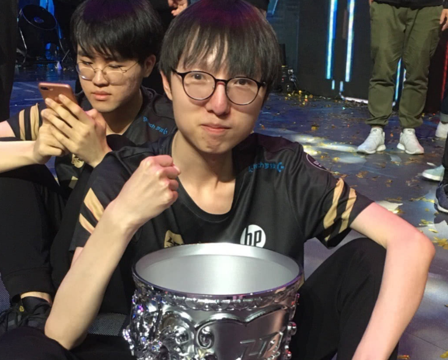 我LPL三冠王指挥路人怎么了？MLXG放话：当年UZI也得听我的！_腾讯新闻