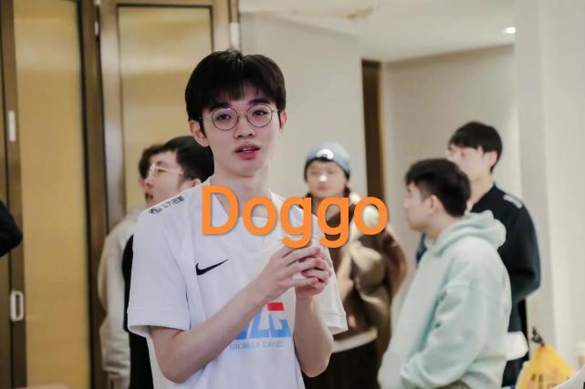 “Doggo和Uzi数据对比图”火了，大狗数据碾压，季后赛首发没了_腾讯新闻