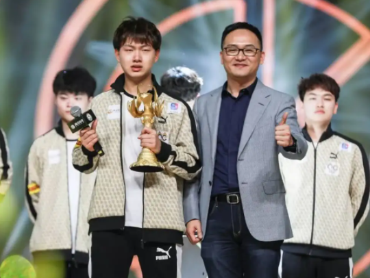 狼队fly登上KPL5周年，从B组到9连胜，对手都退役了，他还在_腾讯新闻