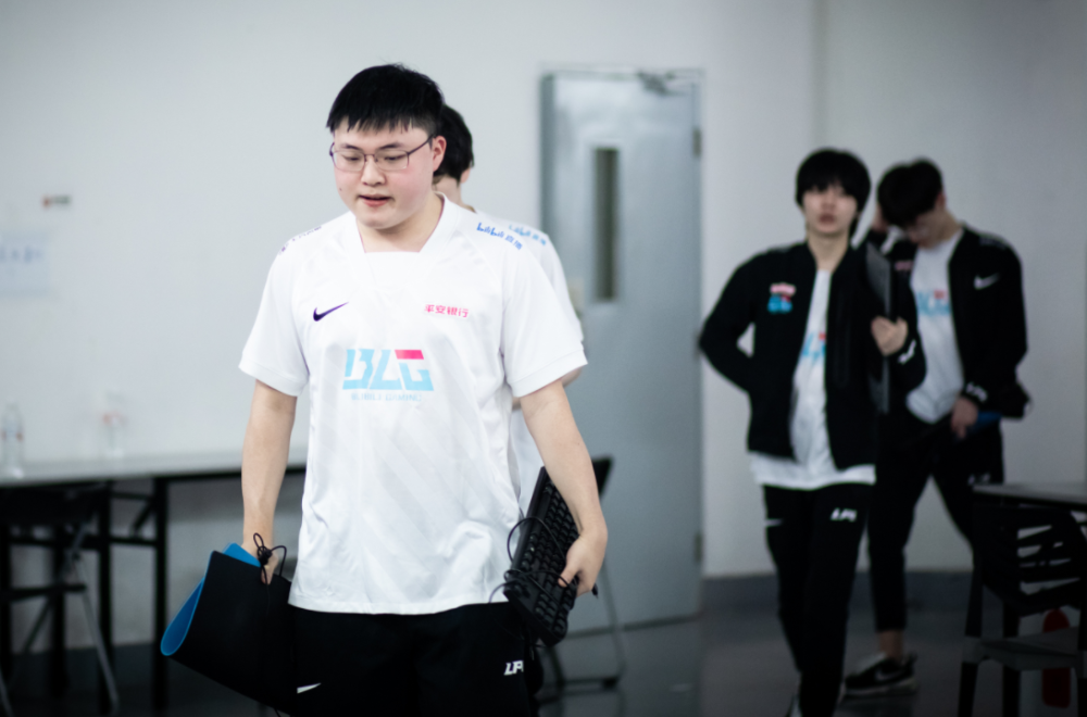 “UZI官宣休息仅17小时，BLG掉了2万活粉”！WE若风：必须给说法_腾讯新闻