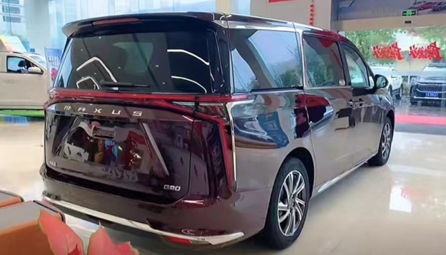 上汽大通超级MPV“G90”进店，搭载2.0T轻混＋8AT，配头等舱！_腾讯新闻