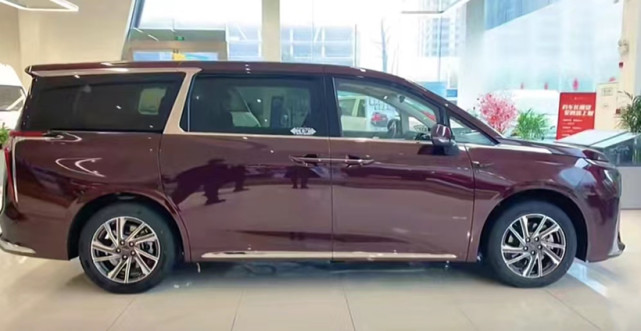 上汽大通超级MPV“G90”进店，搭载2.0T轻混＋8AT，配头等舱！_腾讯新闻