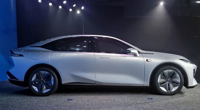 一大波国产电动轿车来袭！长安电动车C385亮相，仍旧对标Model3！_腾讯新闻