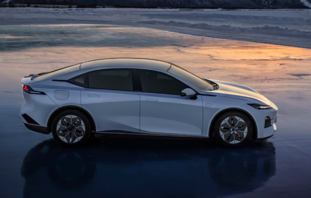 一大波国产电动轿车来袭！长安电动车C385亮相，仍旧对标Model3！_腾讯新闻