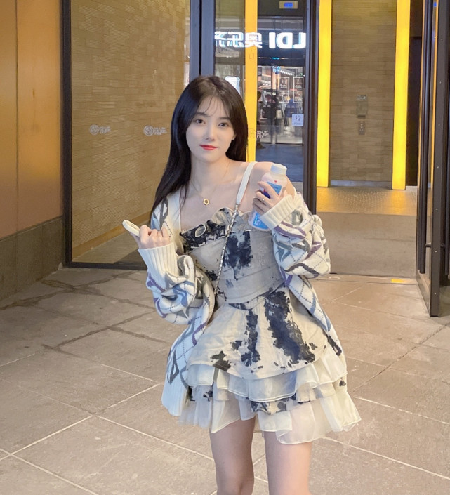 LPL女生晒美腿，Rita皮肤白嫩，瞳夕双腿光滑，小钰肌肤Q嫩十足_腾讯新闻