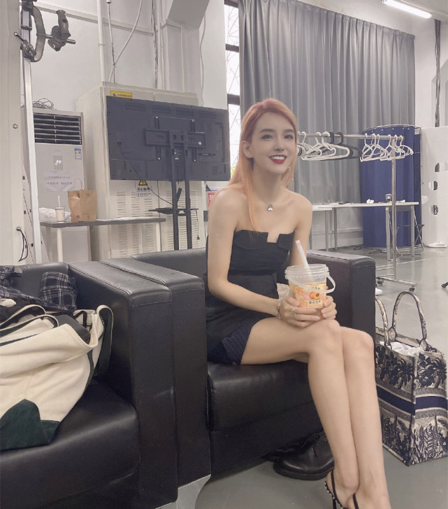 LPL女生晒美腿，Rita皮肤白嫩，瞳夕双腿光滑，小钰肌肤Q嫩十足_腾讯新闻