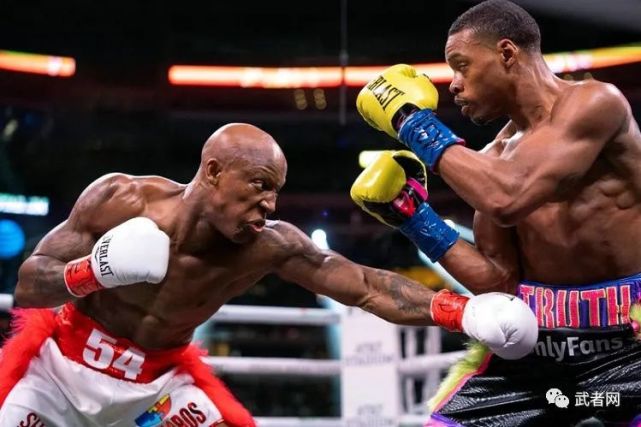 小斯彭斯第十回合TKO乌加斯！一统WBA、WBC和IBF冠军头衔_腾讯新闻