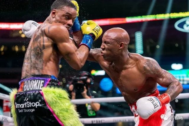 小斯彭斯第十回合TKO乌加斯！一统WBA、WBC和IBF冠军头衔_腾讯新闻