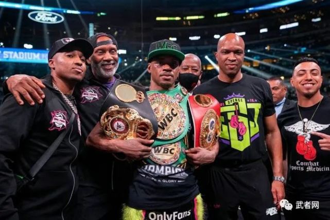 小斯彭斯第十回合TKO乌加斯！一统WBA、WBC和IBF冠军头衔_腾讯新闻
