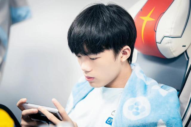 TTG纪录片催人泪下：亚军到8强，他们怀念LoveCD，也知道即将解散_腾讯新闻