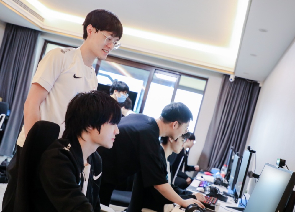 “Uzi离开BLG加入JDG？”经纪人发微博辟谣，957：37K纯假！_腾讯新闻