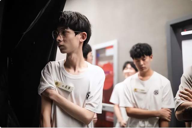 XYG4比3赢下WE晋级四强，张大仙扬眉吐气怒怼黑子！_腾讯新闻