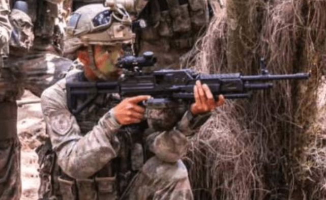 QJS201班用机枪：已在我军多个部队试列装，或将取代95式班用机枪_腾讯新闻