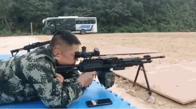 QJS201班用机枪：已在我军多个部队试列装，或将取代95式班用机枪_腾讯新闻