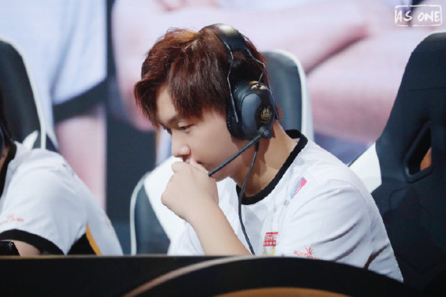 KPL：hurt谈QG往事，连胜被终结加上豪华替补席，只因为一首歌！_腾讯新闻