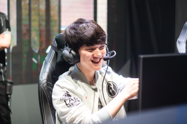 MSI历史的今天：EDG夺得首届MSI冠军，iG打出1557_腾讯新闻