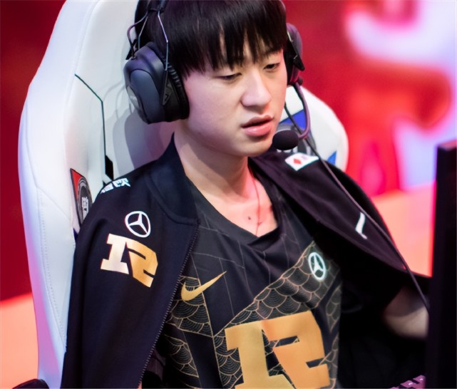 冰释前嫌？季中赛期间RNG、EDG两队友好互动，小虎主动出头安抚粉丝_腾讯新闻