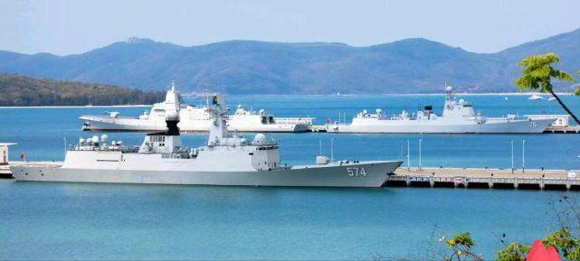 南海舰队三舰同框：054A型护卫舰、052D型驱逐舰和055型万吨大驱_腾讯新闻