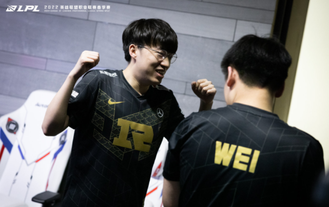 “RNG使用特权，赛程对T1不公平”！LCK观众开团拳头，理由很真实_腾讯新闻