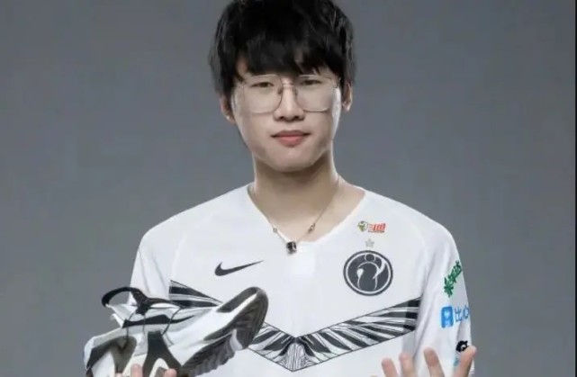 LPL转会风云！小狗Uzi去或留？Ning王去哪？_腾讯新闻