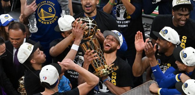 雪茄配香槟！库里更衣室疯狂庆祝 一年5大荣誉 高呼：他们还能说什么_腾讯新闻