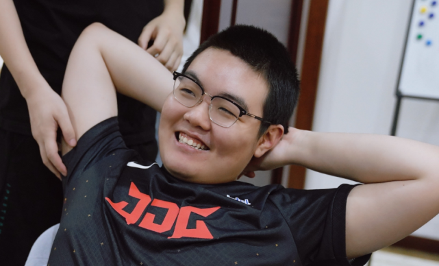 Zoom大战369，Kanavi交手奥特曼！JDG冲击五连胜_腾讯新闻