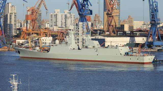 1年建成12艘！第5批次第10艘054A下水，中国海军造舰速度刷新记录_腾讯新闻